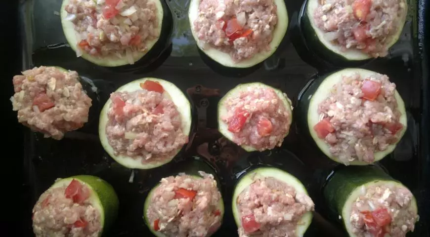 Zucchini with meat minced meat and tomatoes, lay out zucchini on a baking sheet