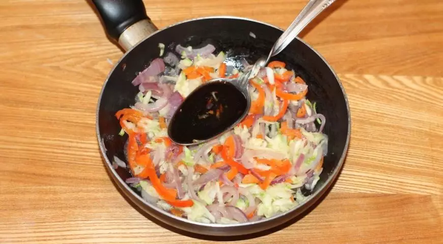Zucchini relleno con uvas, verduras fritas