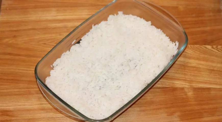 毛絨西葫蘆用葡萄，放置在形式的米飯
