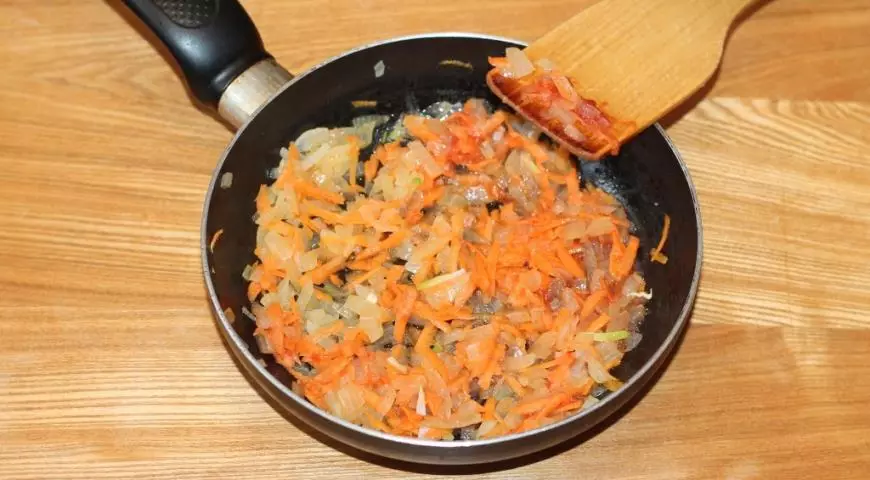 Courgettes farcies avec raisins, frire des oignons et des carottes