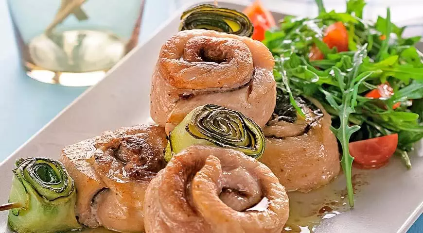 Kefal mit Zucchini auf Spieße