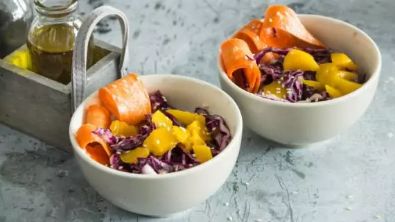 Mango ak wouj Chou sòs salad, etap-pa-etap resèt ak foto