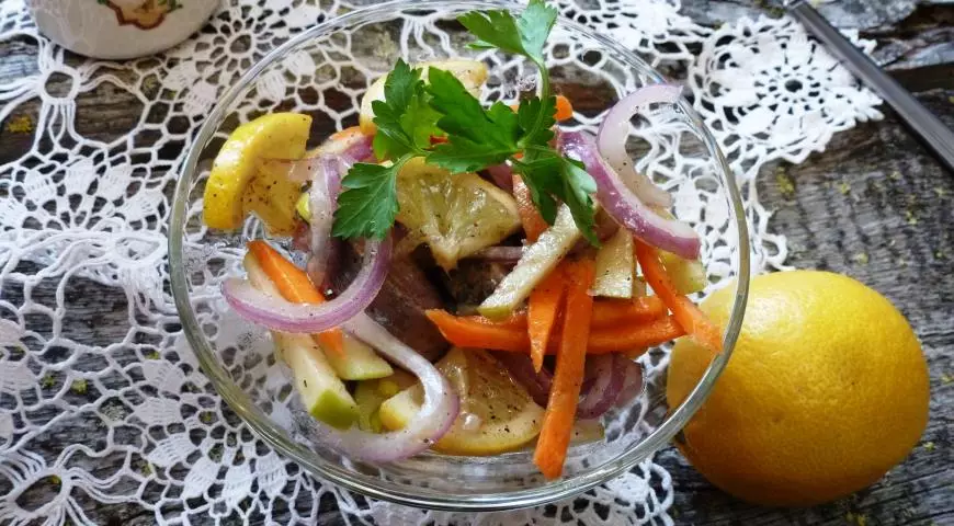 Salade avec hareng, citron et pomme