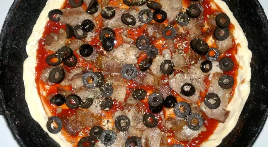 Stock Foto Koeke resept: pizza mei oliven en spek, stap nûmer 7