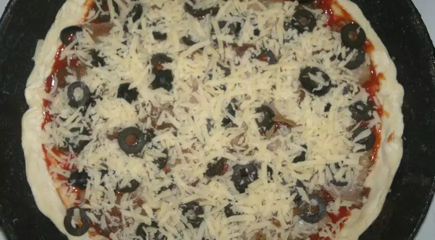 Foto koken resept: pizza mei oliven en spek, stap nûmer 8