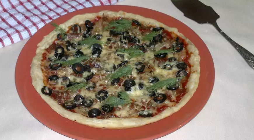 Foto koken resept: pizza mei oliven en spek, stap nûmer 9