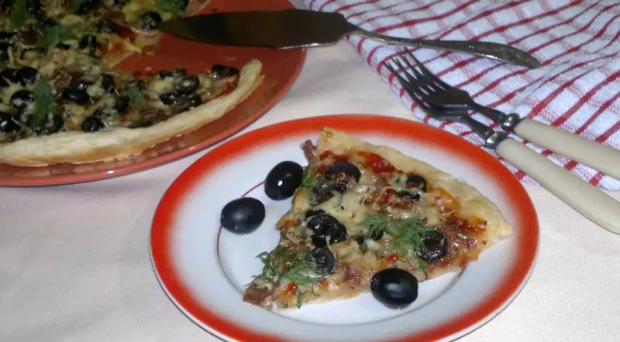 Stock Foto Coking Recipe: Pizza mei oliven en spek, stap nûmer 10