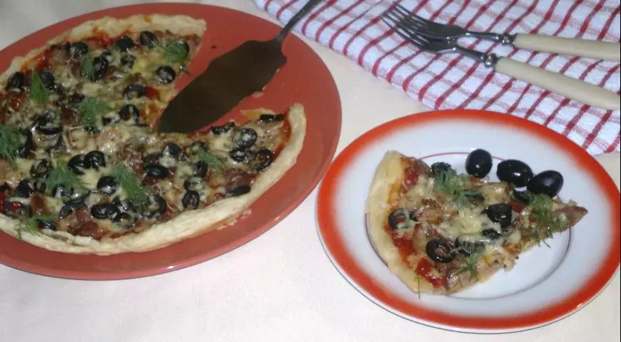 Pizza mei oliven en spek