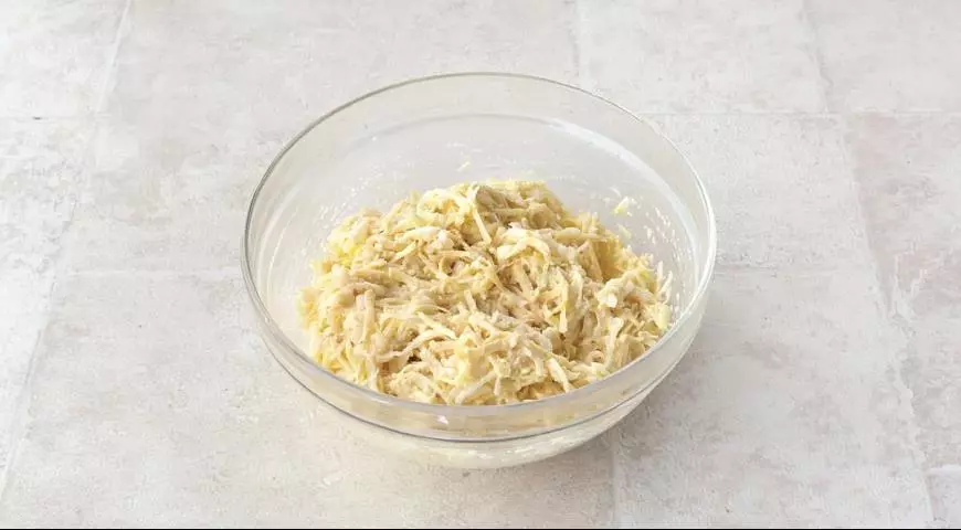 Stock Foto Cooking Recipe: Fresh Cabbage Cutlets na may Patatas, Step Number 3