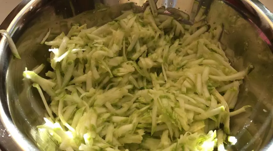Kabachkovo cywennau cyw iâr, grât zucchini rhwbio