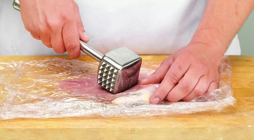 Foto de stock Receta de cocina: chuleta en Kiev de una cesharika, paso número 2