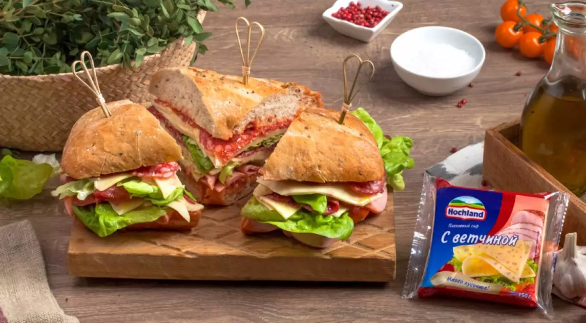 sandwich ໃຫຍ່ຂອງ big andwich ກ່ຽວກັບ chiabatte ກັບໄສ້ກອກ, ham, ສະຫຼັດ