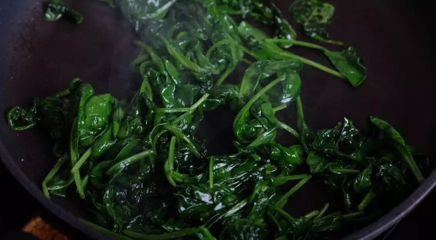 Fry spinach para sa sanwits.