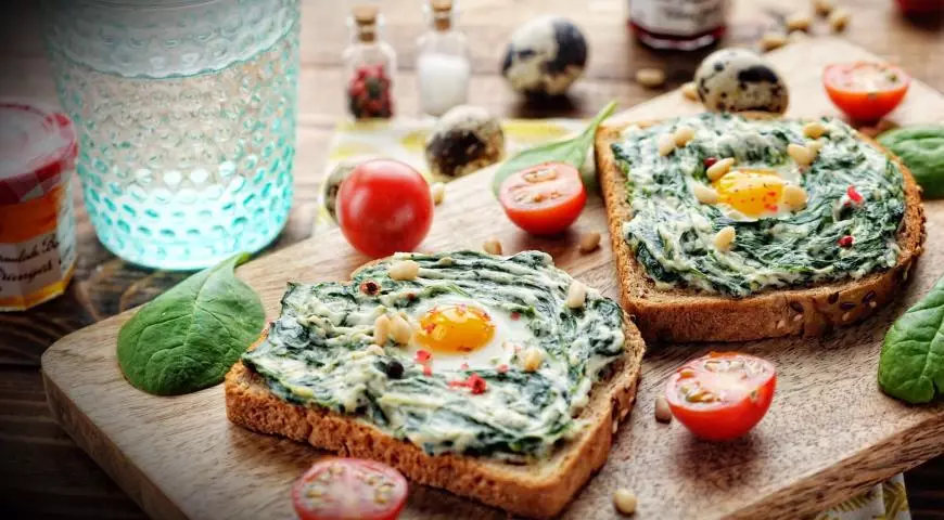 ჩვენ bake sandwich ერთად spinach, ხაჭო ყველი და მწყერი კვერცხი, მაშინ შესანახი მაგიდასთან