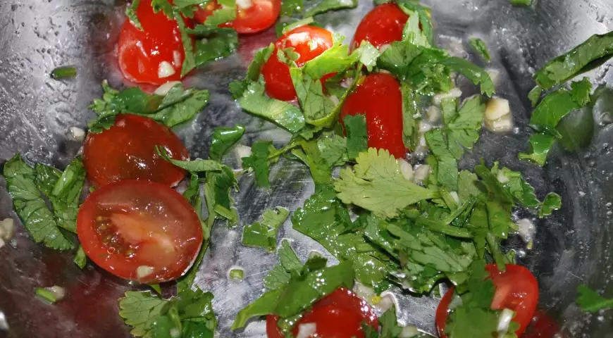 Įdaryti pipirai su Orzo, sumaišykite vyšnių pomidorų su cilantro ir česnakais