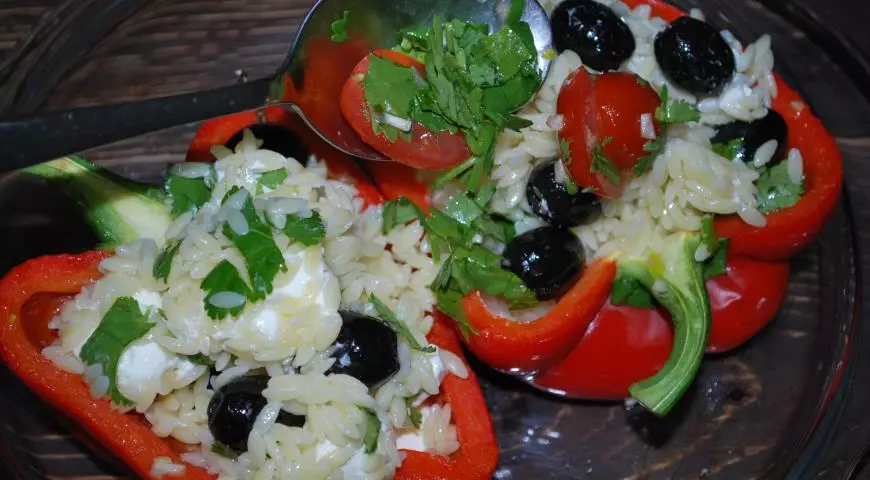 Hạt tiêu nhồi với orzo, hãy điền vào việc lấp đầy cà chua yerri