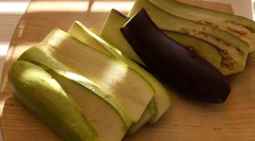 Cov ntaub qhwv zaub, txiav zucchini thiab daim hlau eggplant