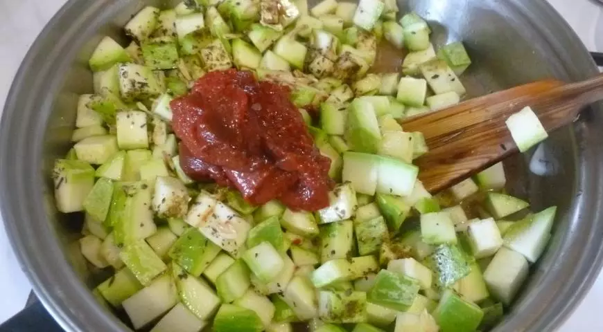 টমেটো পেস্ট এবং মশলা যোগ সঙ্গে stewed zucchini