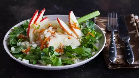 Salad na apụl na fennel, usoro nzọụkwụ nzọụkwụ na foto