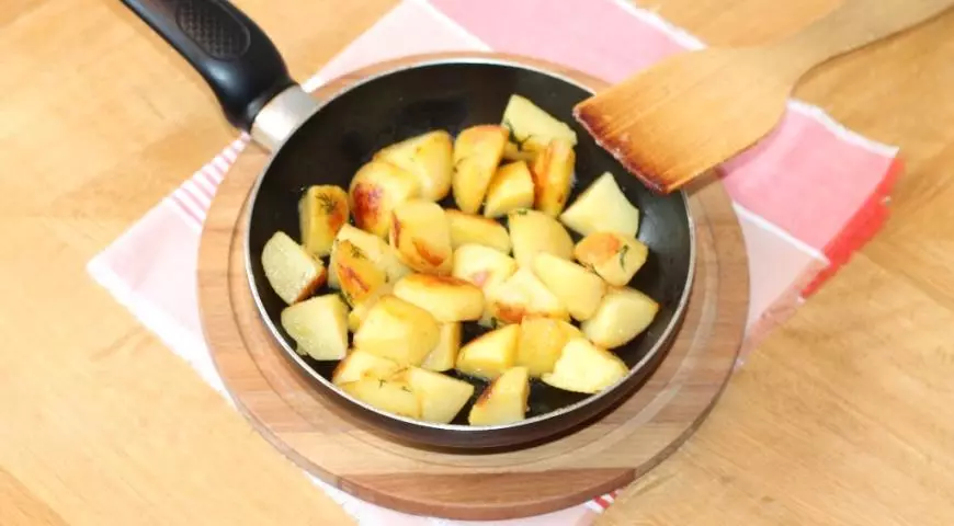 Sałatka ziemniaczana z marynowanymi thraisters, smażyć ziemniaki