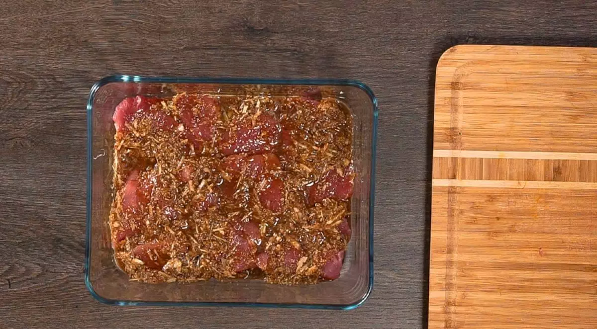 Stock foto Recepta de cuina: pastissos a la planxa en estil asiàtic amb porc i verdures en escabetx, pas número 3