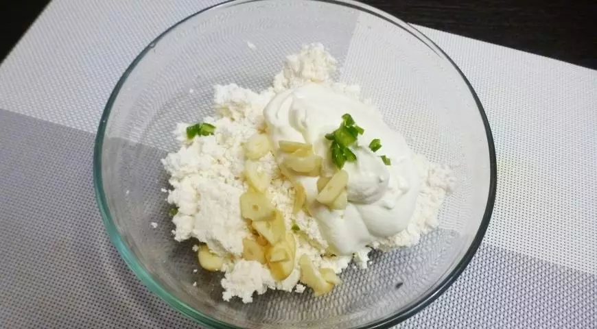 Stock Foto Cooking Recipe: pate ng cottage cheese na may bawang at gulay, numero ng hakbang 1