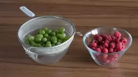 Compote tina gooseberry sareng buah prambus, ngéléhkeun