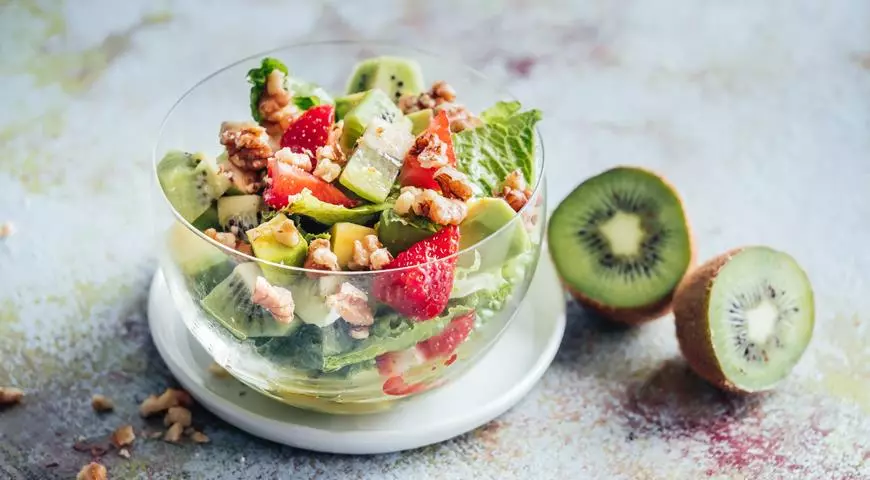 Salad nke strawberries, kiwi na ube ube oyibo na akwa na akwa, usoro nzọụkwụ na foto