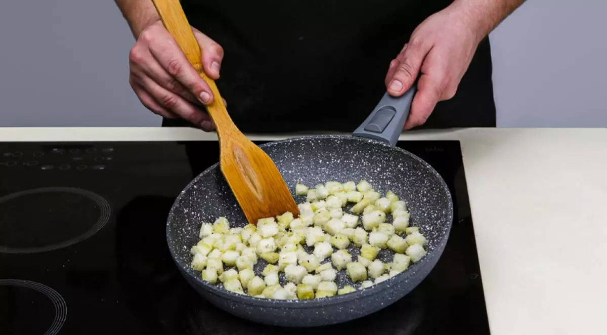 Stock foto Recepta de cuina: Amanida de César amb pollastre i cansalada, pas número 1