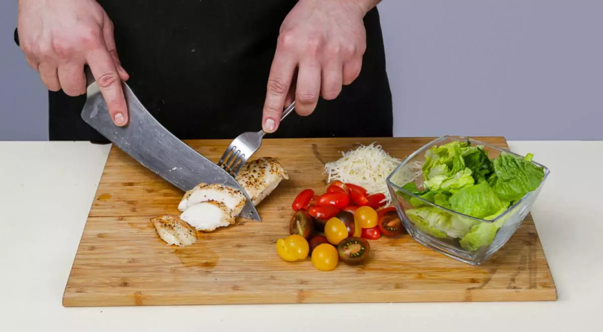 Stock foto Recepta de cuina: amanida de César amb pollastre i cansalada, pas número 2