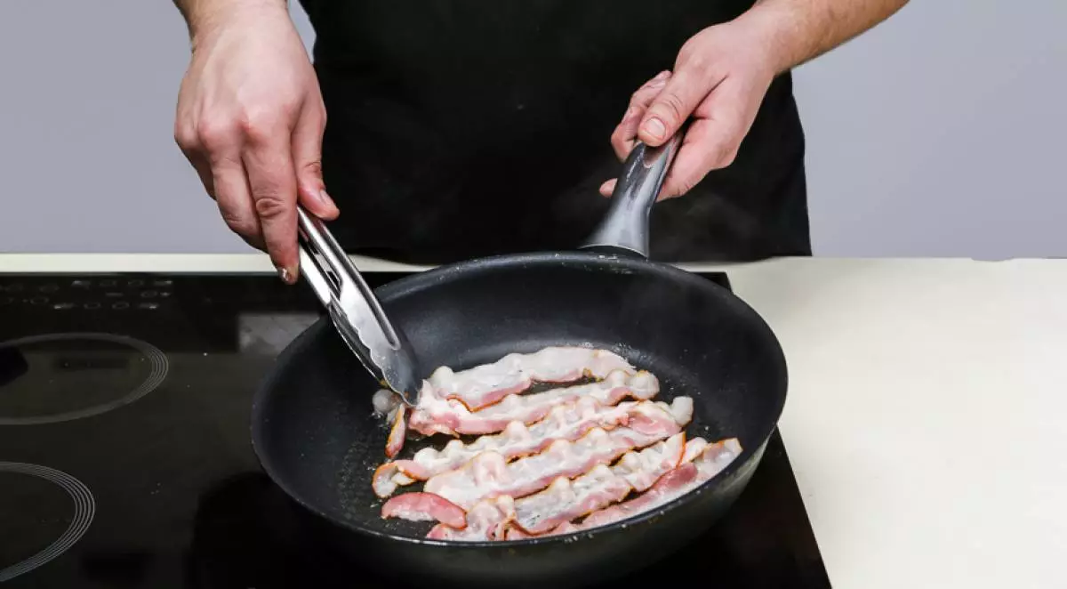 Stock foto Recepta de cuina: amanida de César amb pollastre i cansalada, pas número 3