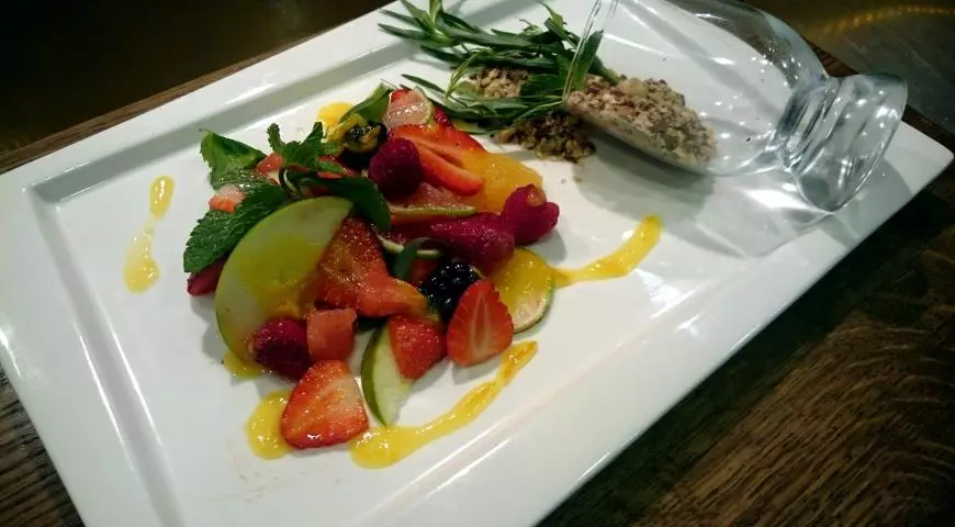 Obst- und Berry-Salat mit orangefarbener Marmelade