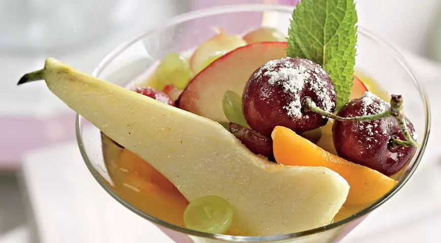 Salad buah dengan rempah-rempah