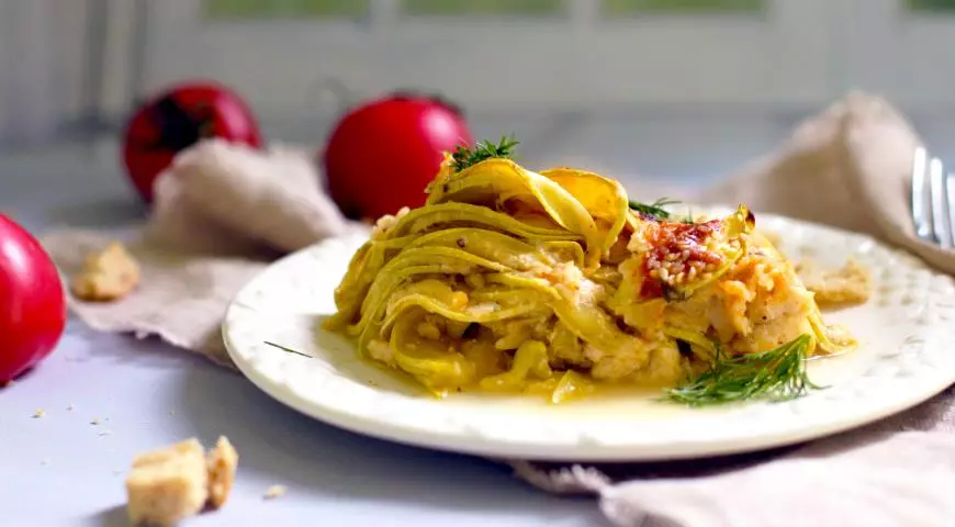 Casserole av ung zucchini med ost och yoghurt