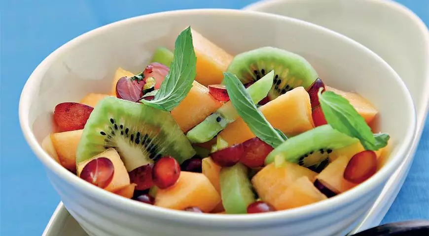 Fruktsallad med ingefära, chili och mint sirap, steg-för-steg recept med foton