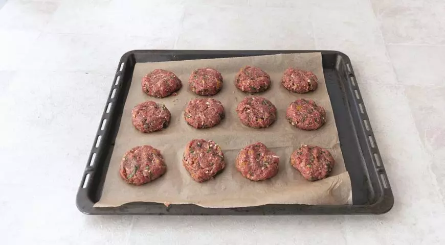 Stock FOTO Cooking retsept: veiseliha Cutlets Pipraga, koorekastmes, samm number 3