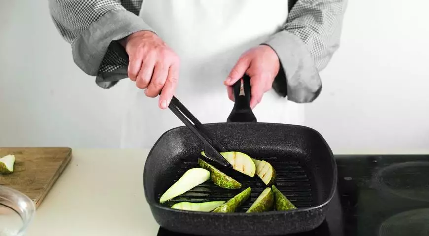 Stock Photo Kochen Rezept: Birnensalat mit Feta und Spinat, Schritt №4