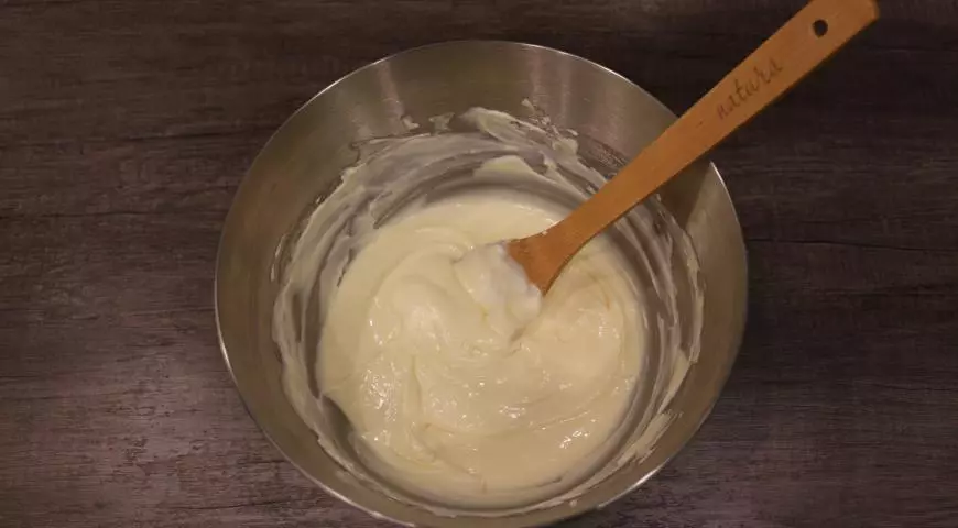 Preparació de farciment de pastissos de formatge, ous i crema