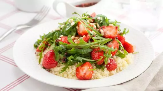 Salade ya Strawberries, Kuskus na Arugula, Intambwe Yintambwe Yambere hamwe namafoto