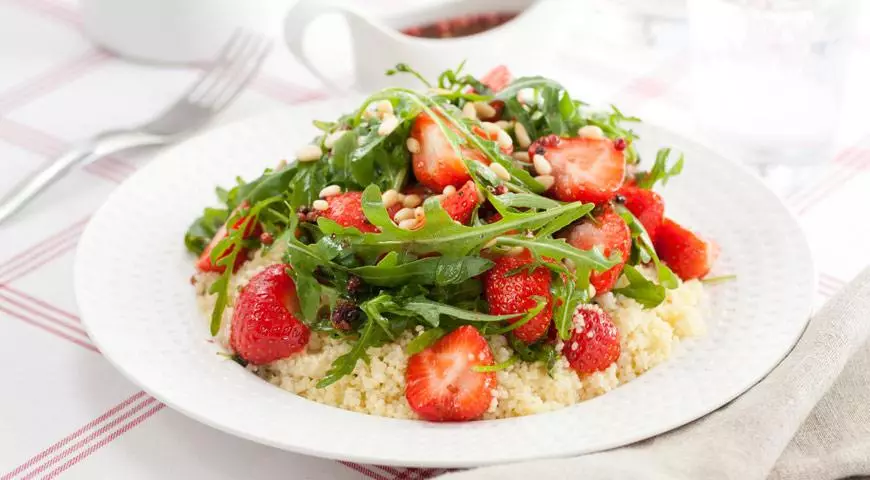 Zaub xam lav ntawm Strawberry, Kuskus thiab Arugula