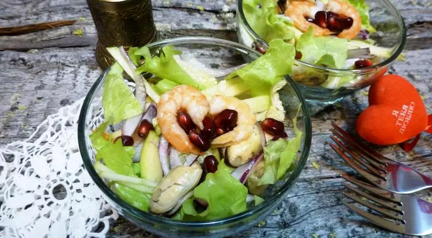 Salade multi et crevettes avec pomme verte et grenade