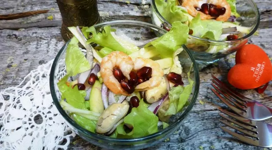 Ingrédients pour la salade mélangé dans un bol, remplissez, décomposer sur des vases, décorer des grains de grenade