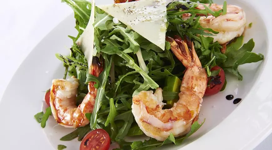 სალათი Arugula და Tiger Shrimps