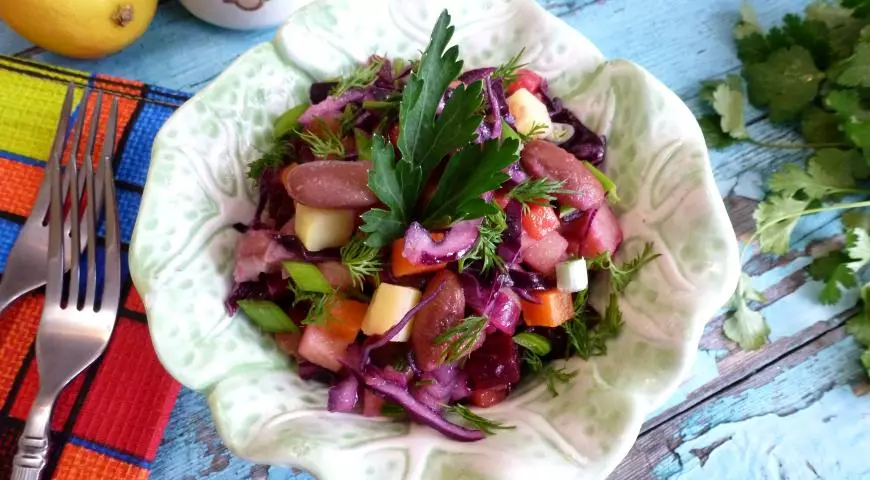 Pagluluto vinaigrette na may beans at pulang repolyo.