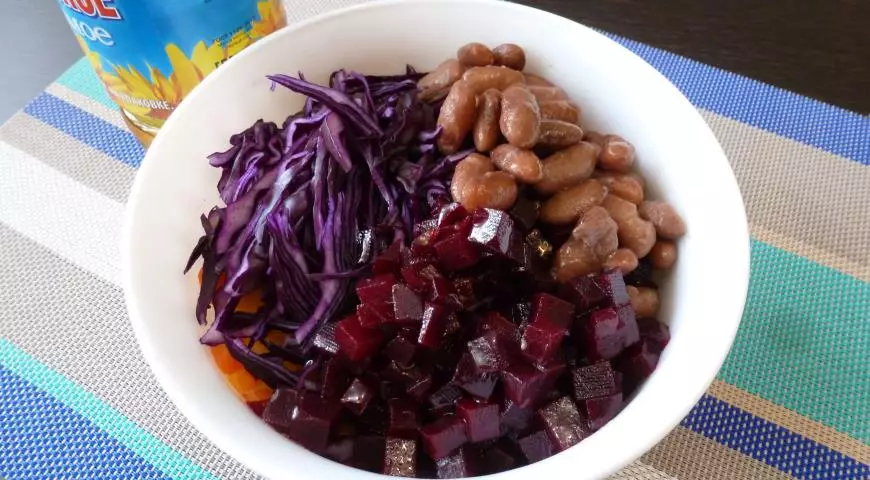 Meng alle ingrediënten voor het koken van vinegret