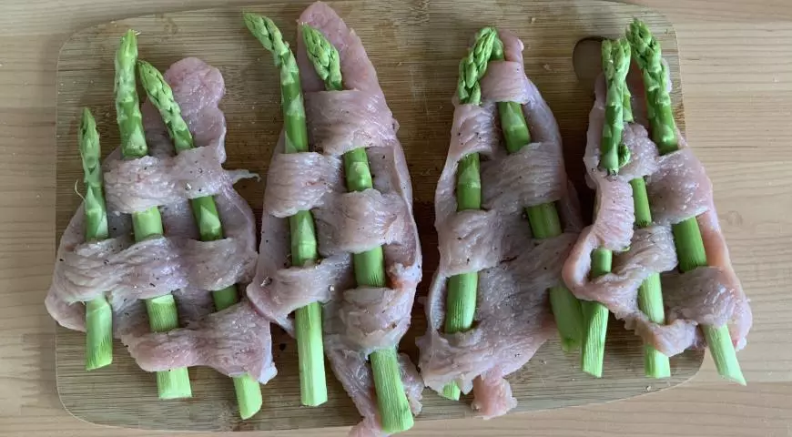 Litrato sa pag-andam sa resipe: Schnitzels gikan sa Turkey nga adunay asparagus, lakang numero 3