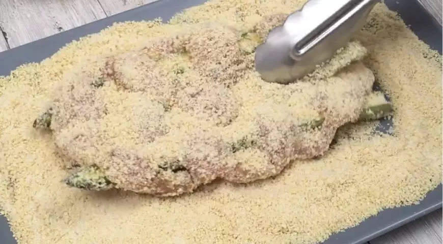 Photo of the preparation of a recipe: Schnitzels from turkey with asparagus, step number 5