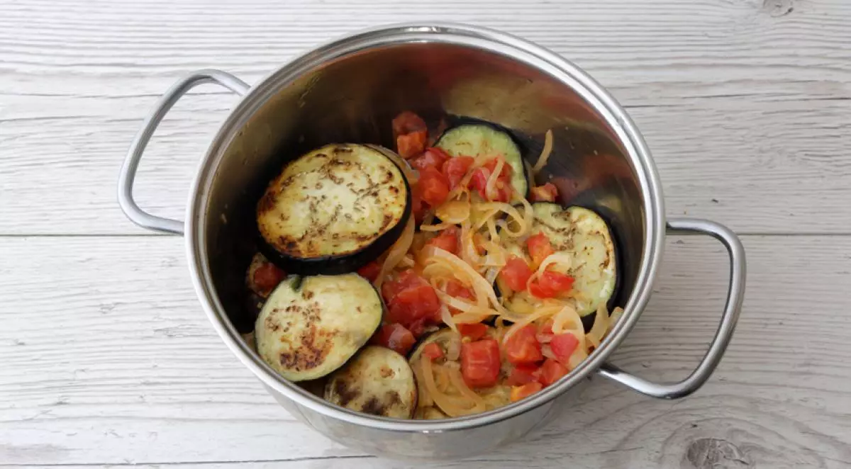 Brunġiel fis-sajf, poġġi l-brunġiel u l-ħxejjex fi saucepan