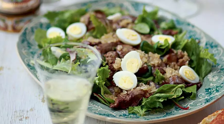 Ensalada verde con tsesk hepático cálido