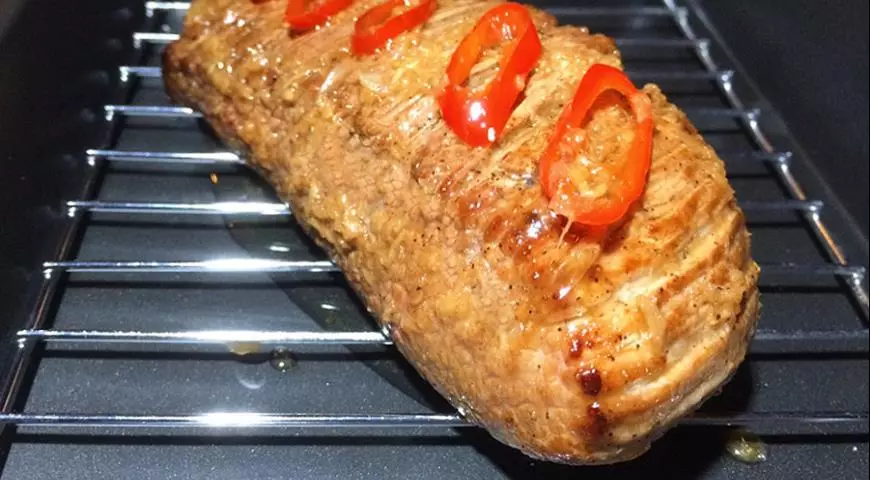 Ponemos la carne asada del filete de jengibre en el horno.